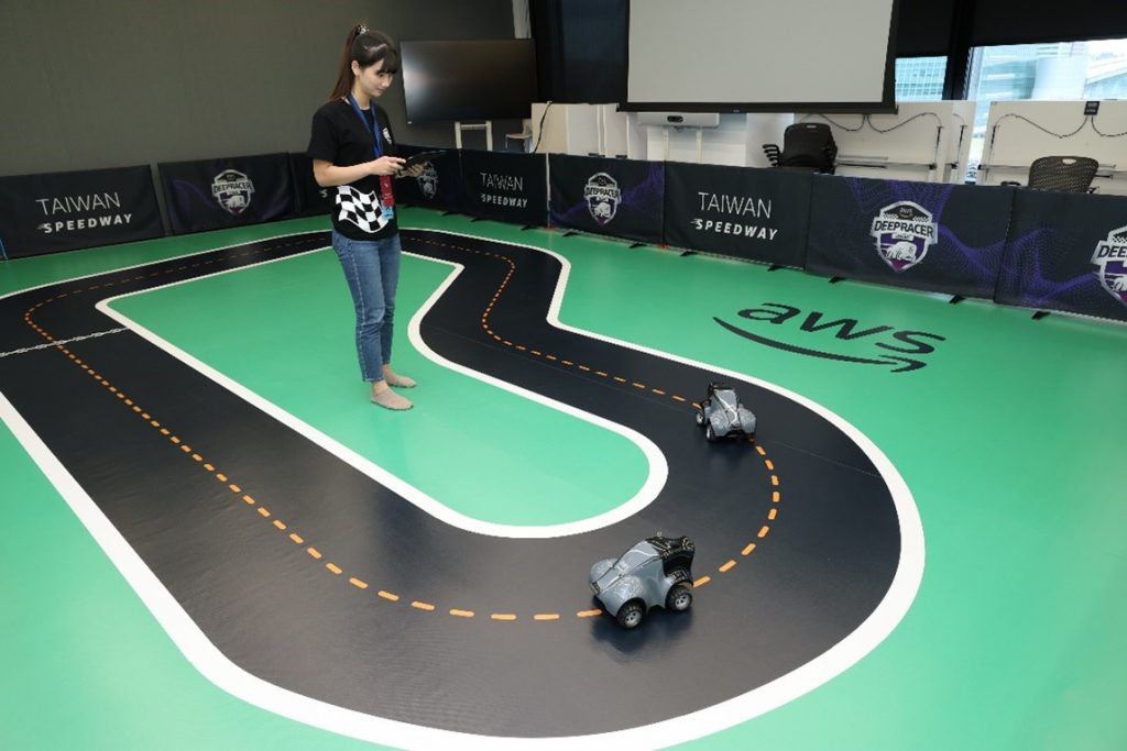 AWS舉辦企業專屬AWS DeepRacer自動駕駛賽車訓練營 - ioioTimes 科技世代